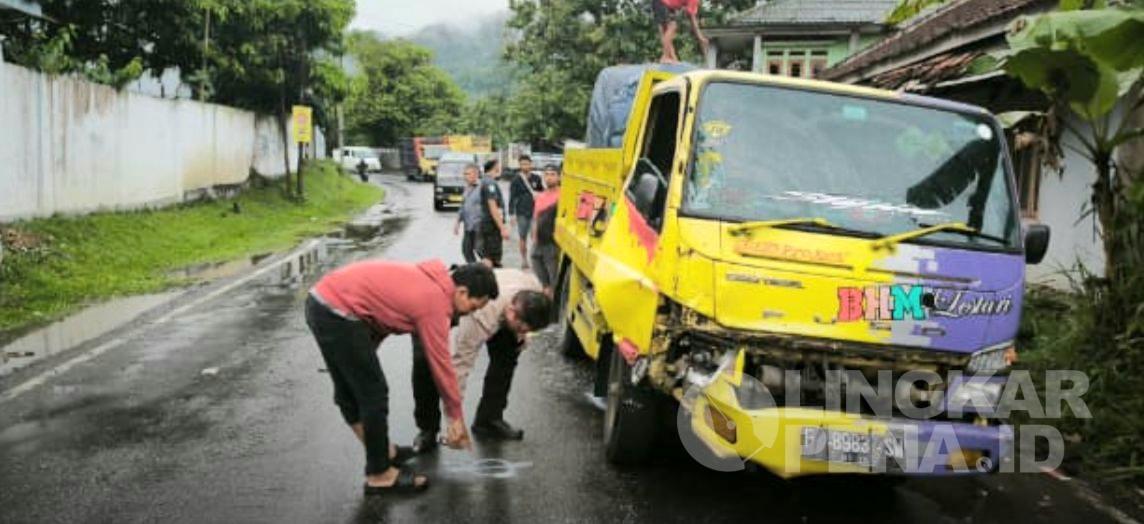 Hindari Hewan, Angkot Tabrak Truk di Baros Sukabumi, 4 Orang Luka ...
